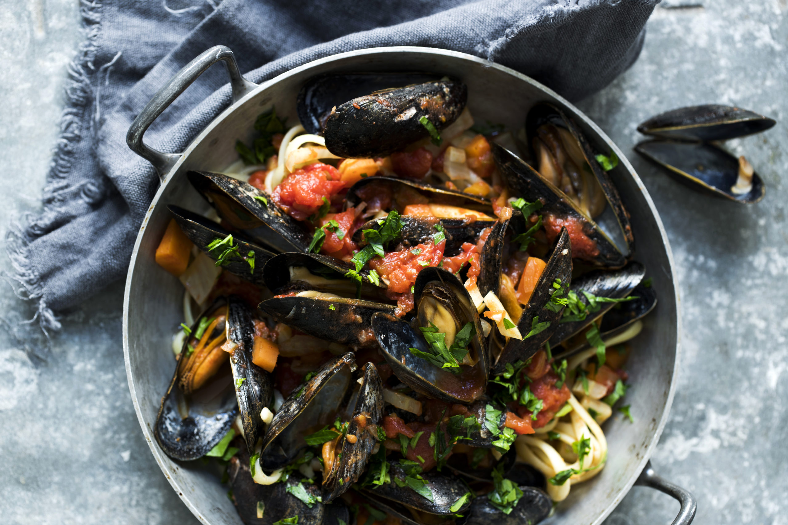 Spaghetti with mussels and tomato - Gourmica